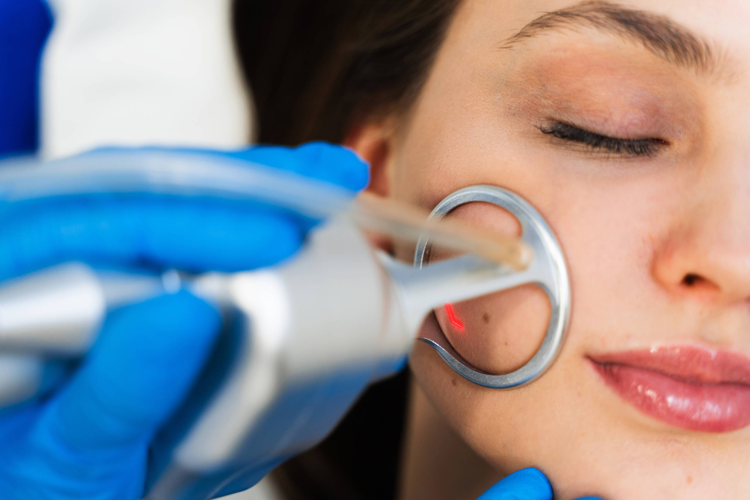 Laser ou LED pour le Visage : Le Guide pour Choisir | Centre CMB